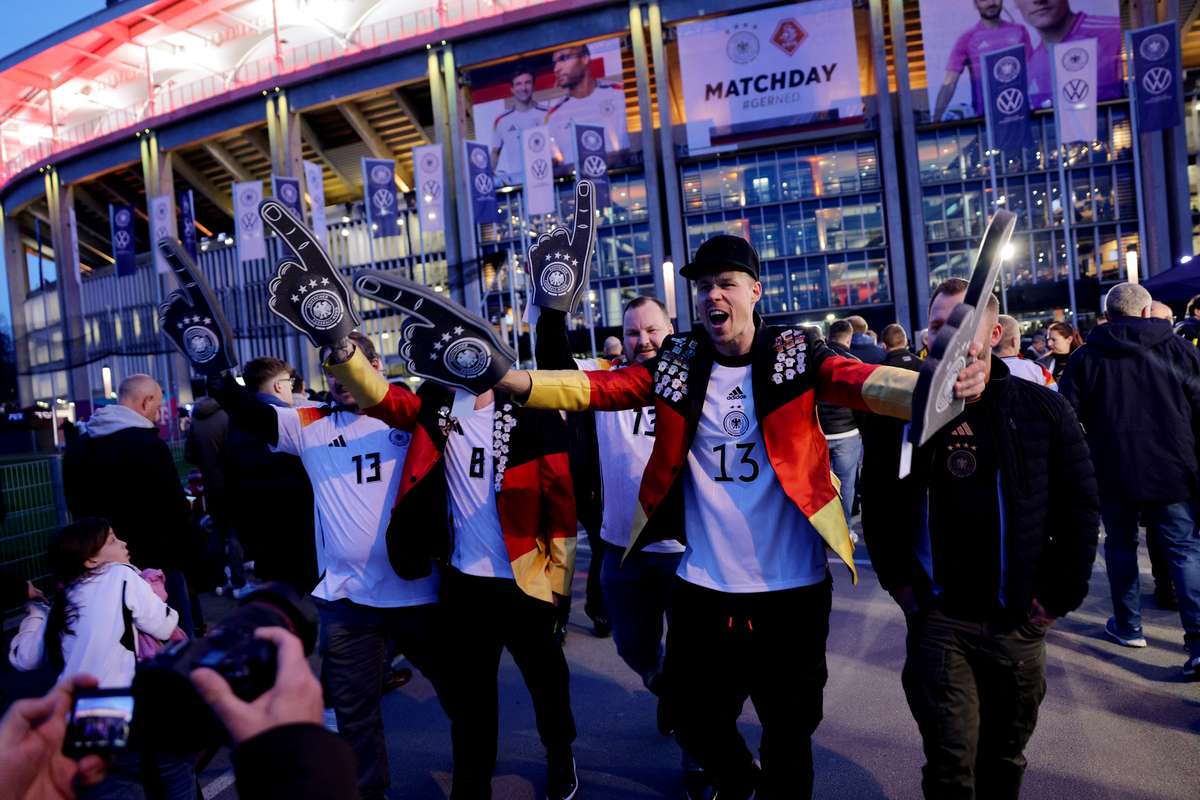 Der Countdown läuft: Schwerelos mit Major Tom als inoffizieller EM-Song ...