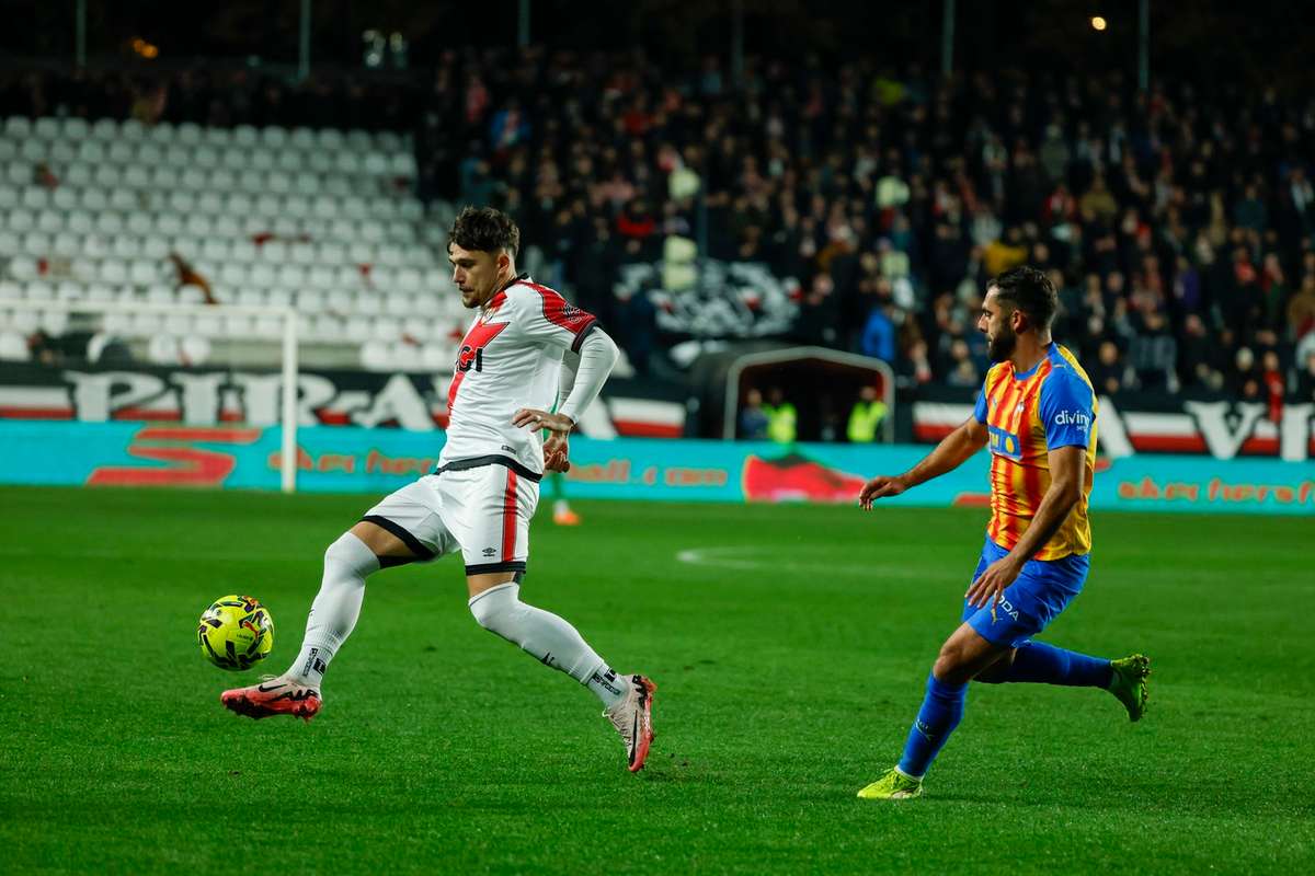 Andrei Rațiu, cel mai bun jucător de pe teren în meciul cu Valencia. Nota primită | Flashscore.ro