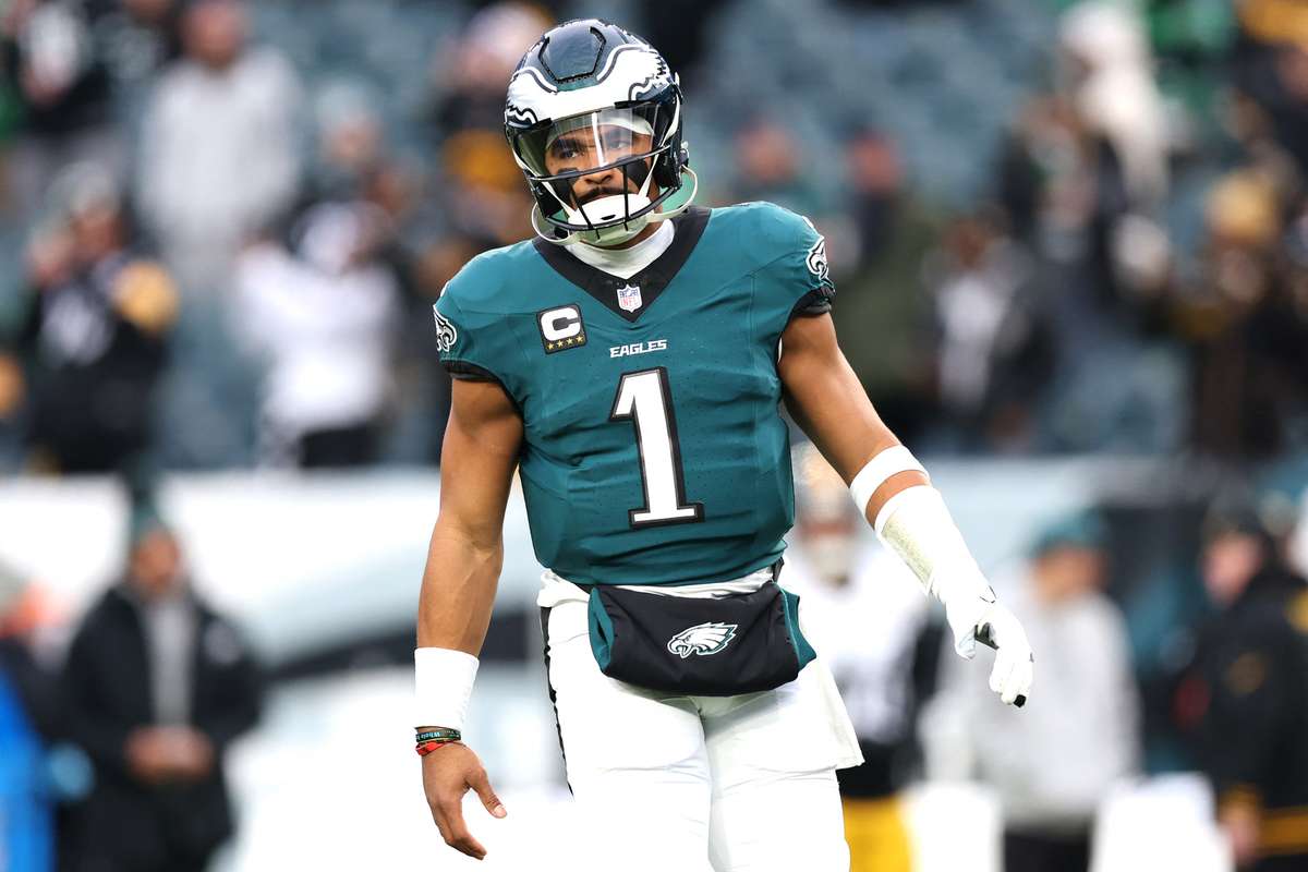 Philadelphia Eagles quarterback Jalen Hurts questionable for Sunday's playoff game | Flashscore.com