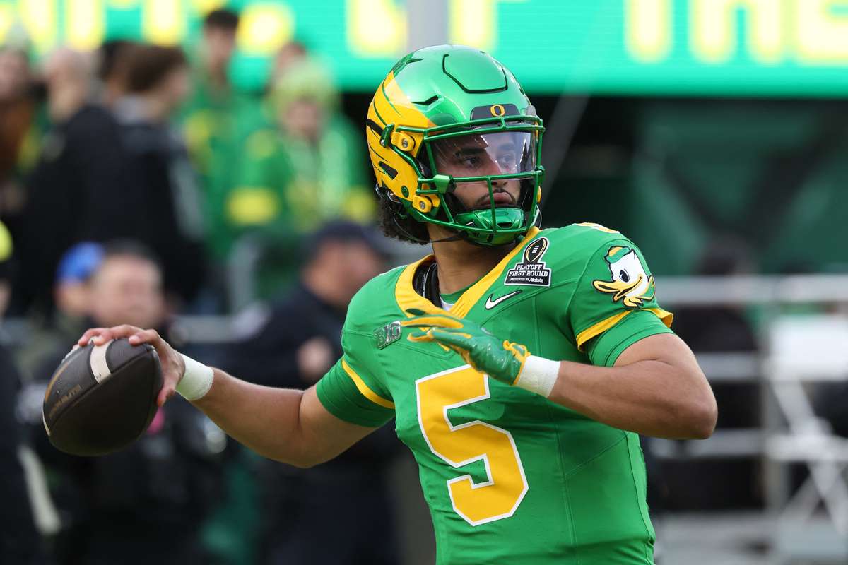 Projected top NFL draft pick Dante Moore to remain in college for ...