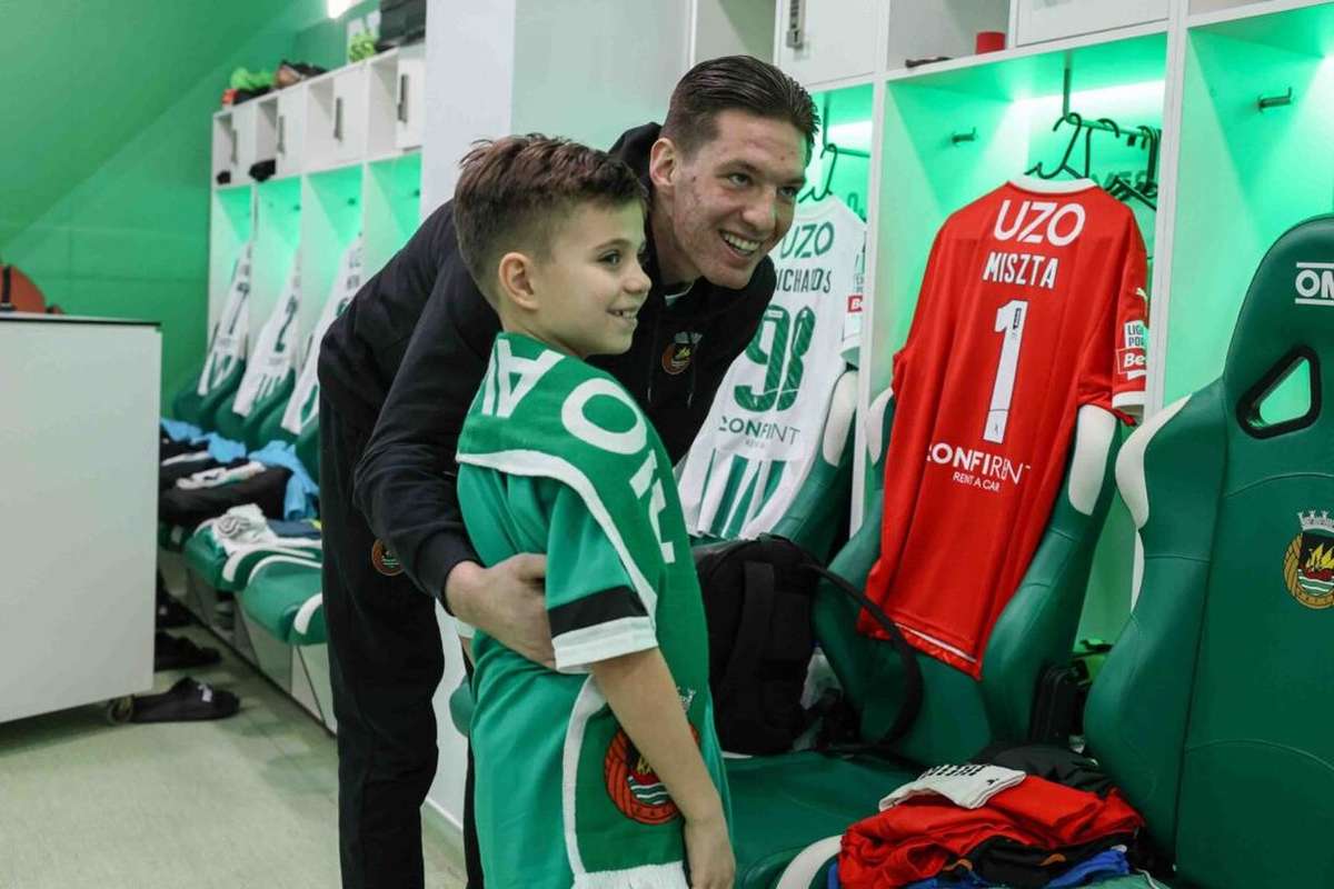 Aleks, um adepto especial, viajou da Polónia para se encontrar com Miszta (Rio Ave) | Flashscore.pt