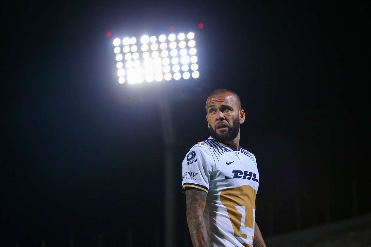 México: Dani Alves forçado a pagar mais de 4 milhões de euros ao Pumas ...