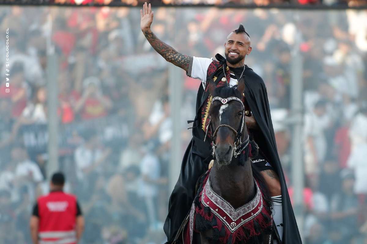 Com helicóptero e cavalo, Vidal tem chegada triunfal ao Colo-Colo ...