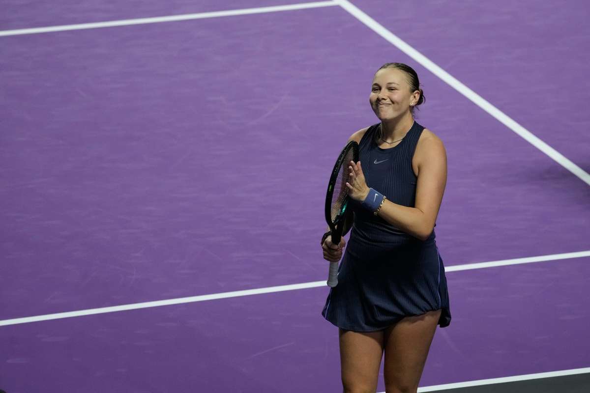 Amanda Anisimova downs Iga Swiatek in thriller to join Elena Rybakina in WTA Finals semis ...