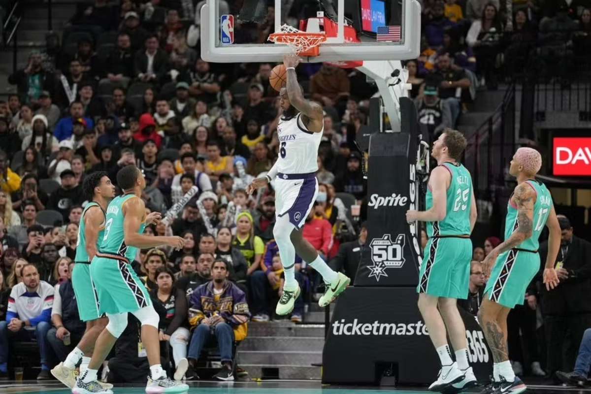 Resumen de la NBA: Los Lakers ganan a los Spurs gracias al regreso de LeBron James | Flashscore.es
