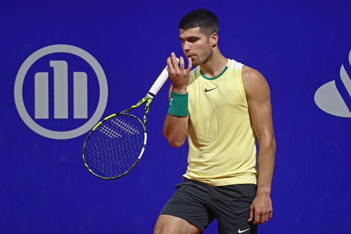 Alcaraz sufre una caída que "duele" ante Jarry en semis del ATP de Buenos Aires | Flashscore.pe