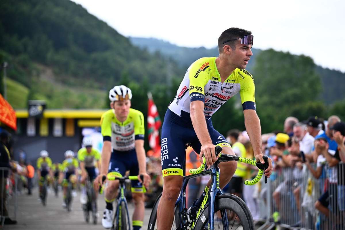 Tour de France: puntine e chiodi in strada, polemica tra i corridori ...