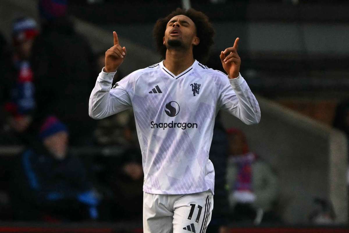Zirkzee and Mount on target as Man Utd come back to beat Crystal Palace ...