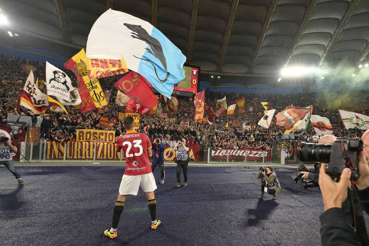 Mancini sventola una bandiera con un ratto biancoceleste, poi si scusa ...