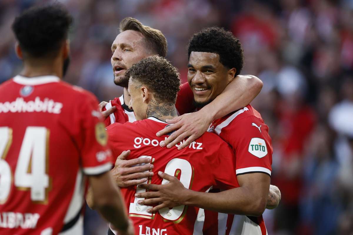 Eredivisie: PSV break records and take the top spot with win over ...
