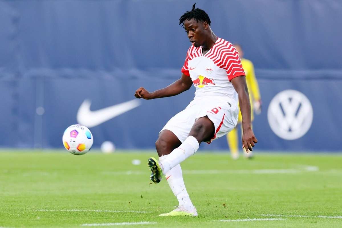 Contratado em julho, El Chadaille Bitshiabu vai falhar início de época do RB Leipzig | Flashscore.pt