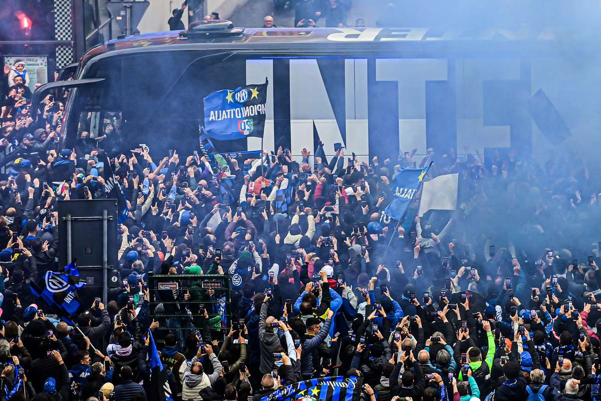 Inizia la festa Scudetto dell'Inter: la squadra accolta da cori e ...