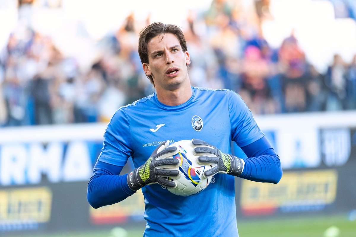 Man United eye move for Atalanta 'keeper Marco Carnesecchi ...