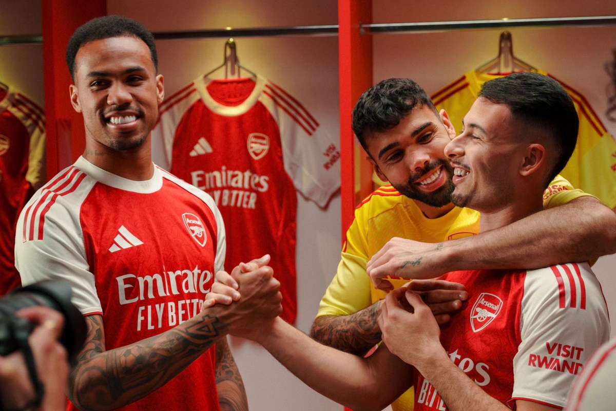 Premier League : Arsenal a dévoilé son maillot pour la saison 2025/26 ...