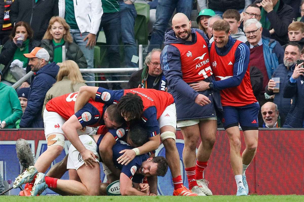 France lose Antoine Dupont but have enough to beat Ireland and go top in Six Nations ...