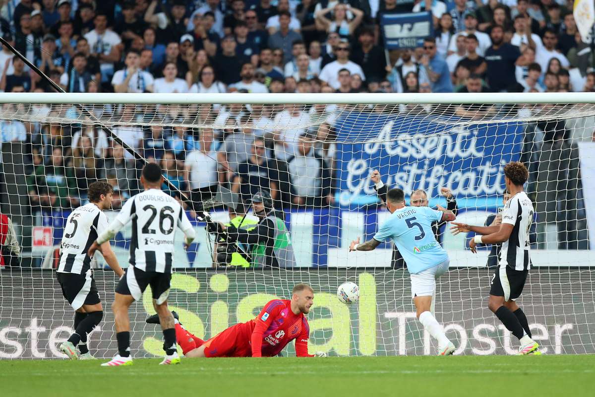 Lazio score last-gasp equaliser to claim crucial point against 10-man ...