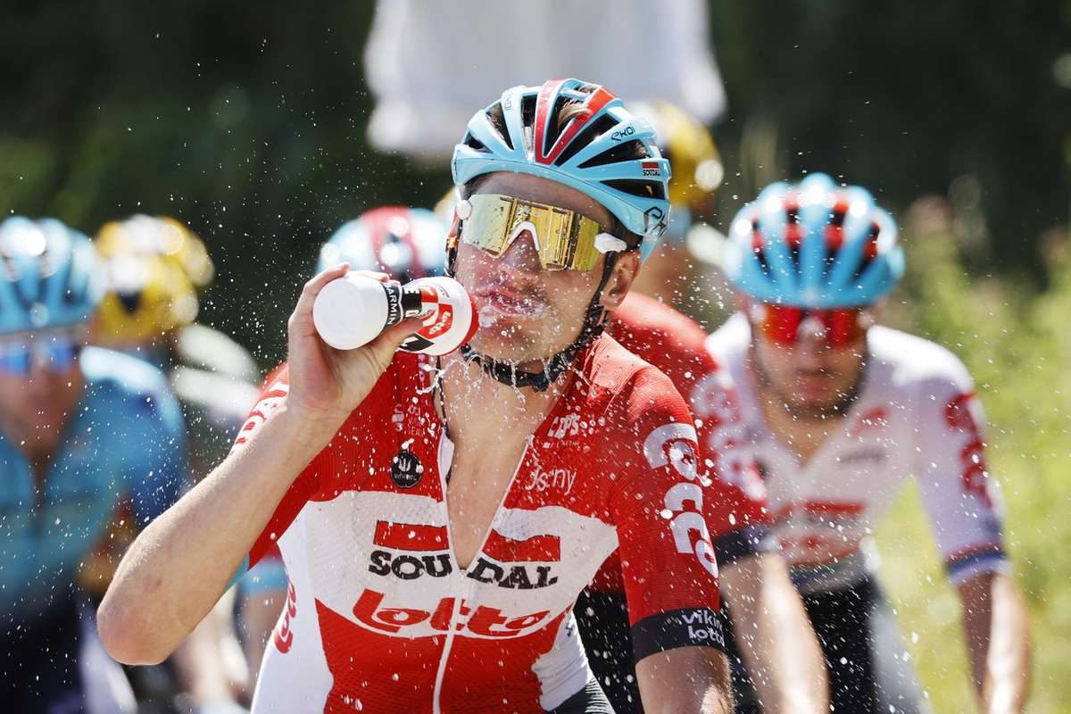 Chladící vesty, ledové lázně a hodně vody. Cyklisty trápí na Tour de ...