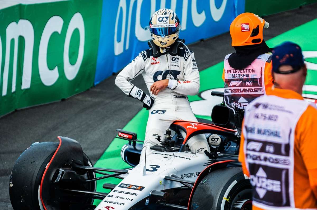 Fracture du poignet pour Daniel Ricciardo, remplacé par Liam Lawson aux ...