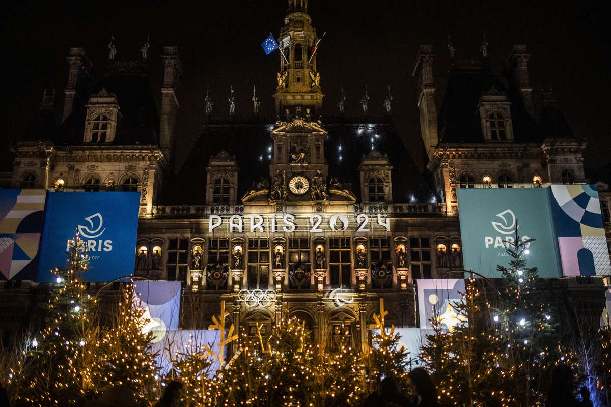 Hotelurile din Paris şi-au triplat tarifele pentru noaptea de ...