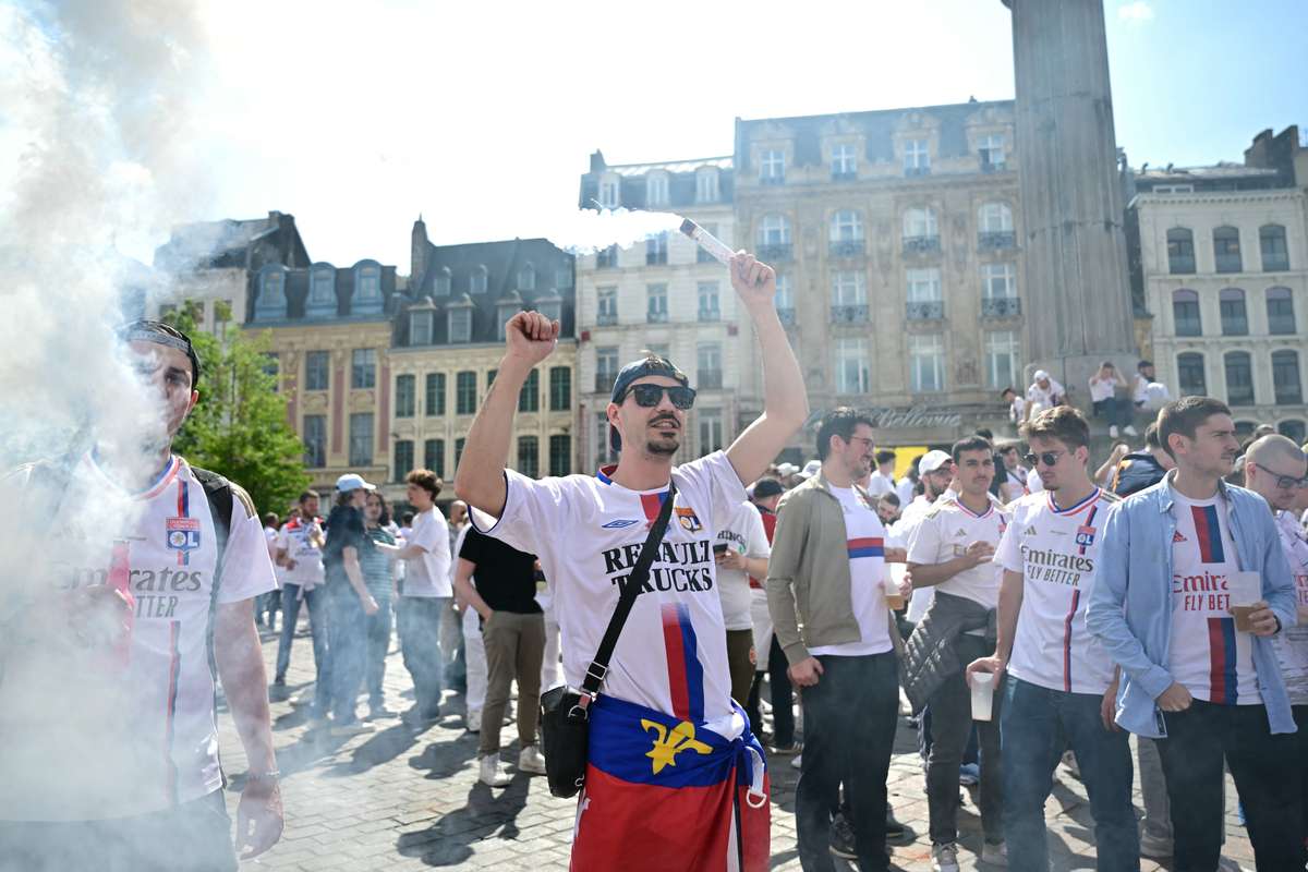Coupe de France final goes ahead despite buses carrying fans attacked ...