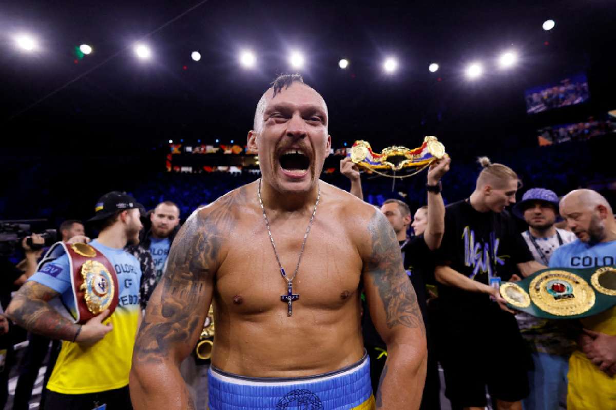 Heavyweight champion Oleksandr Usyk signs playing contract with ...