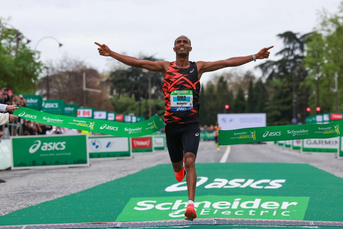 Mulugeta Uma, da Etiópia, vence a Maratona de Paris à frente de Titus ...