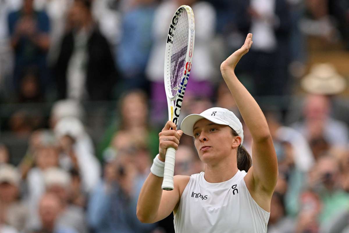 Swiatek moves into Wimbledon second round with 20th win in row ...