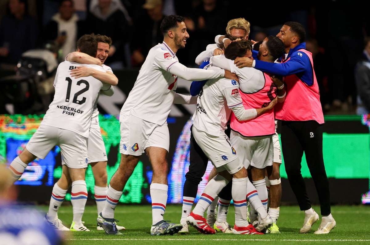 Telstar keep Eredivisie dream alive with dramatic win over FC Den Bosch ...