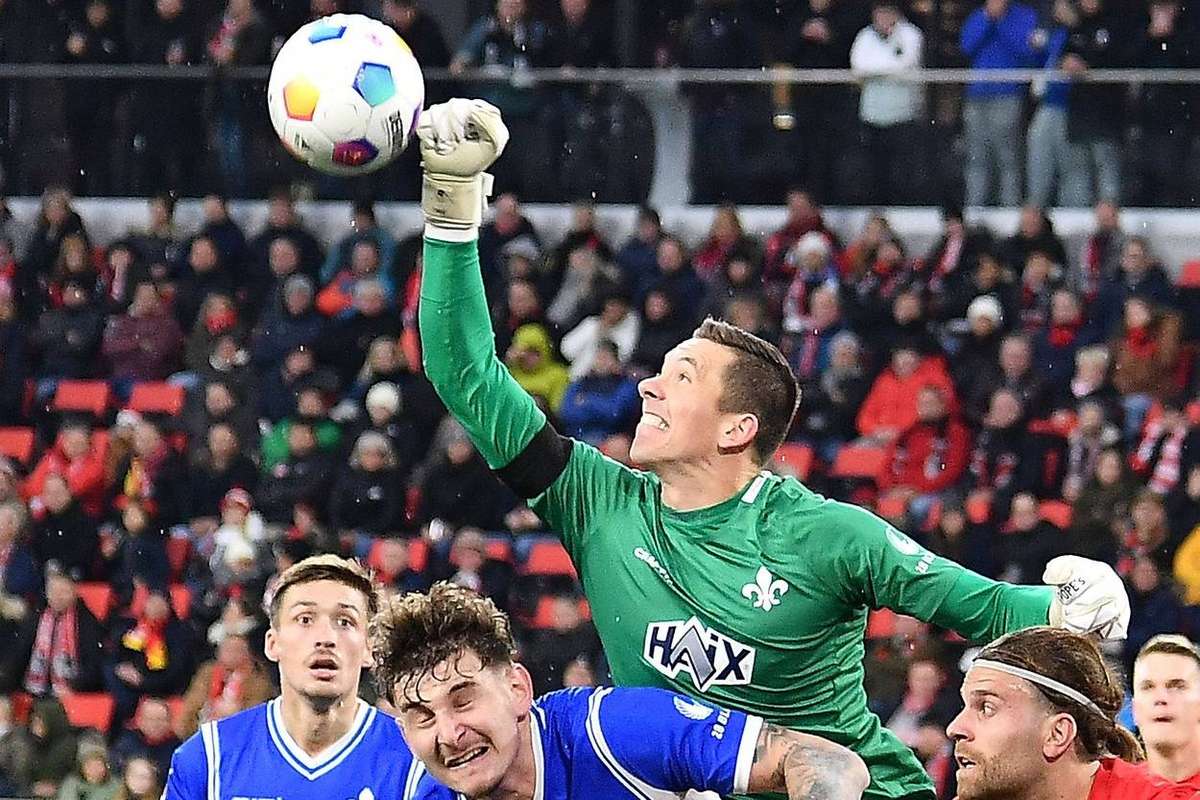 Do 12 let nedokázal chytit míč, teď debutoval v Bundeslize. Všechno je ...