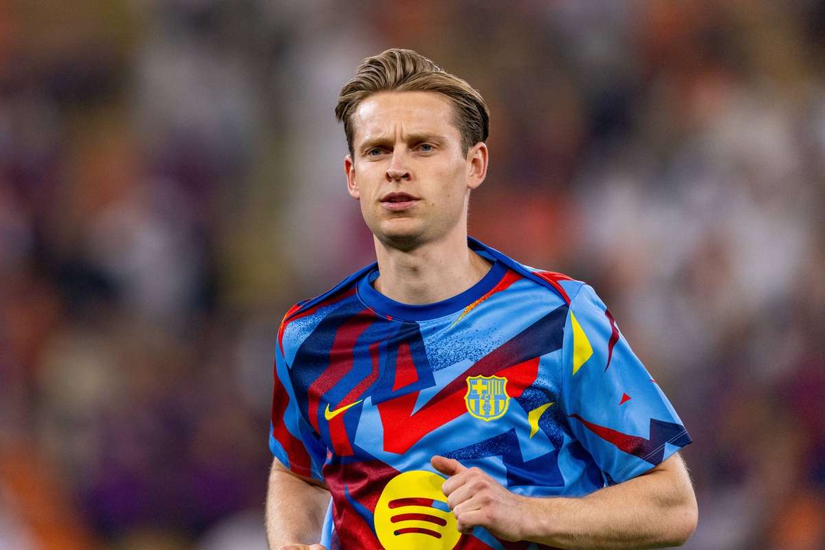 Stam reveals Man Utd should make a bid for De Jong: He can make them ...