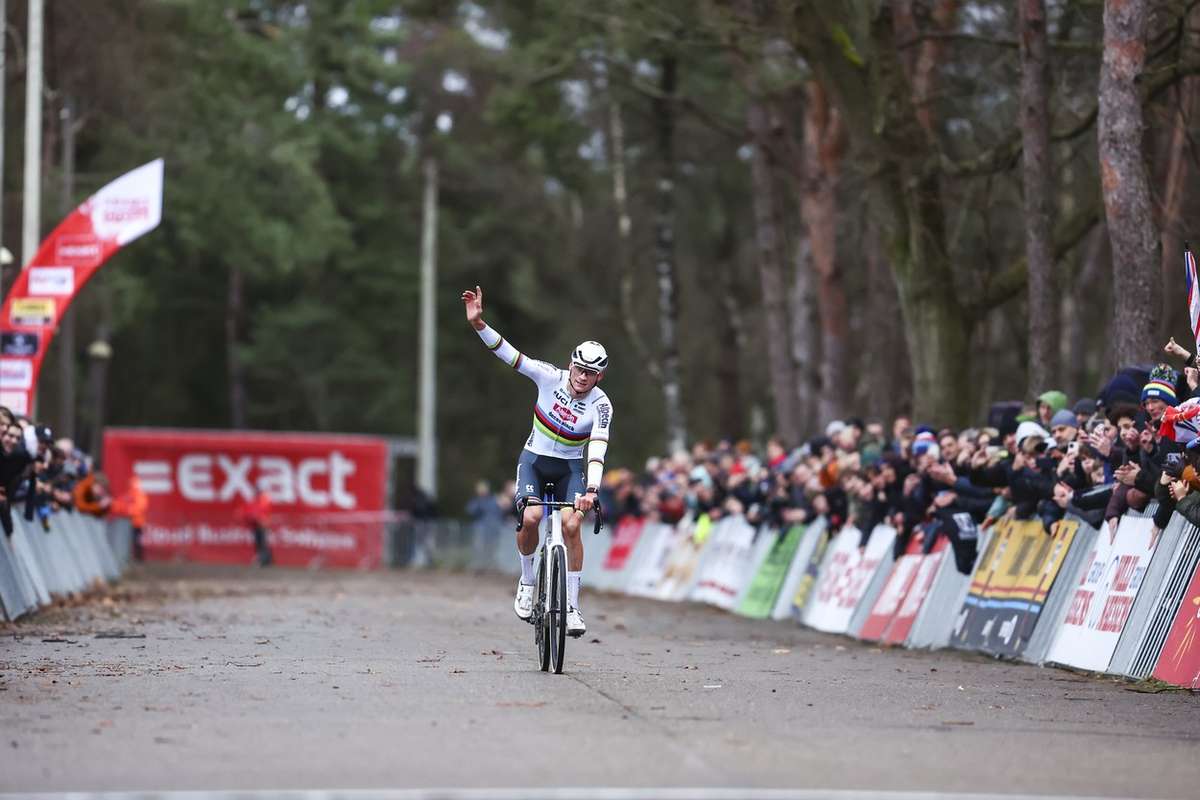 Van der Poel troeft Van Aert op overtuigende wijze af bij ...