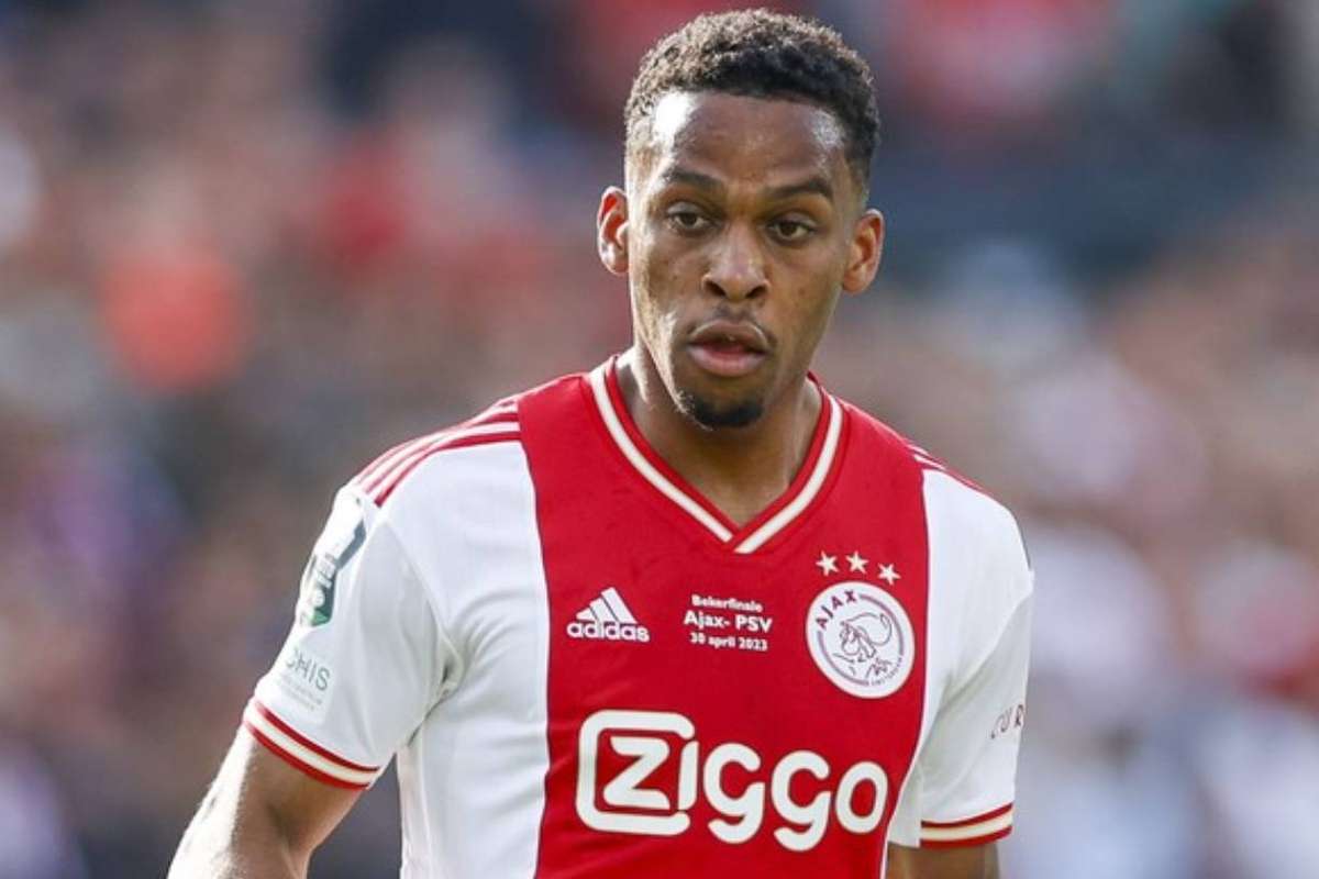 El Arsenal ficha al defensa del Ajax Jurrien Timber por cinco años y 45 ...