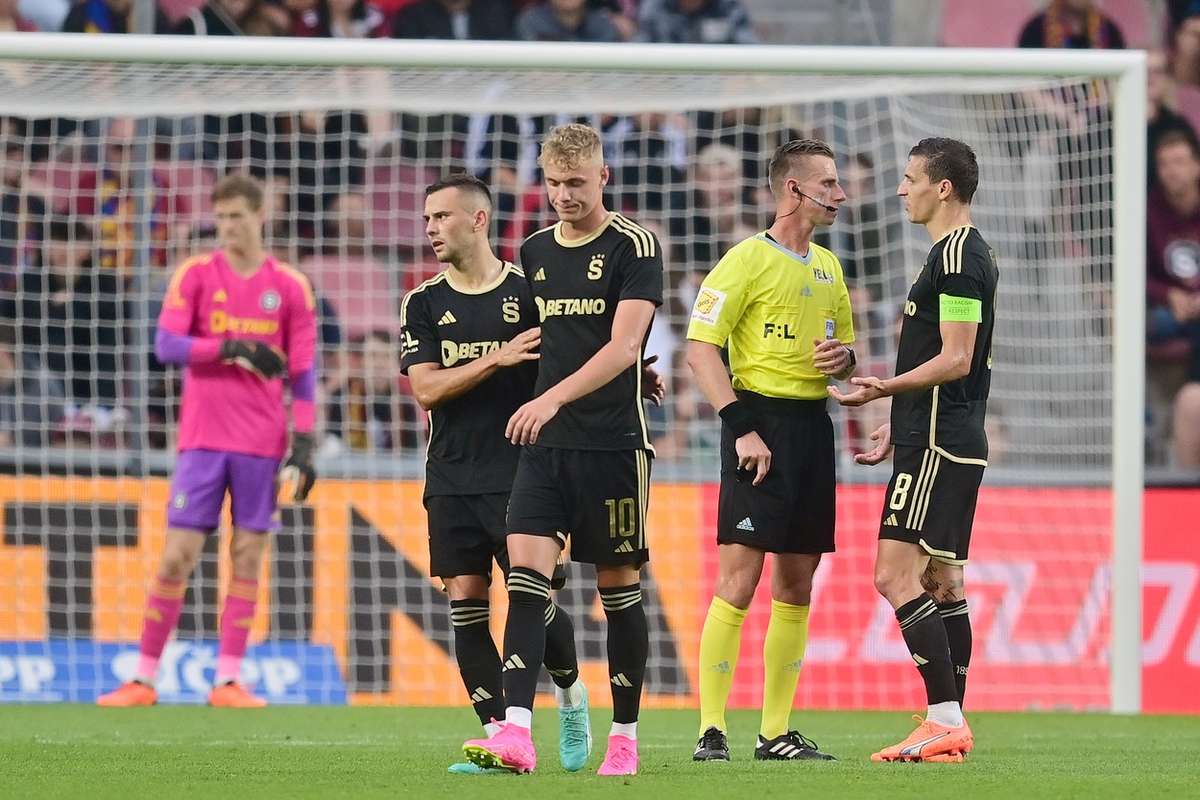 Trest za úder loktem. Karabec dostal od disciplinární komise stopku na ...