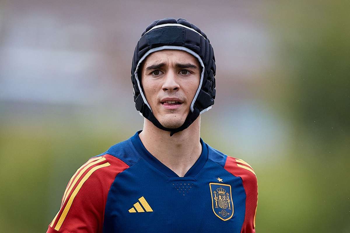 Gavi entrena con casco para proteger una herida en su oreja derecha ...