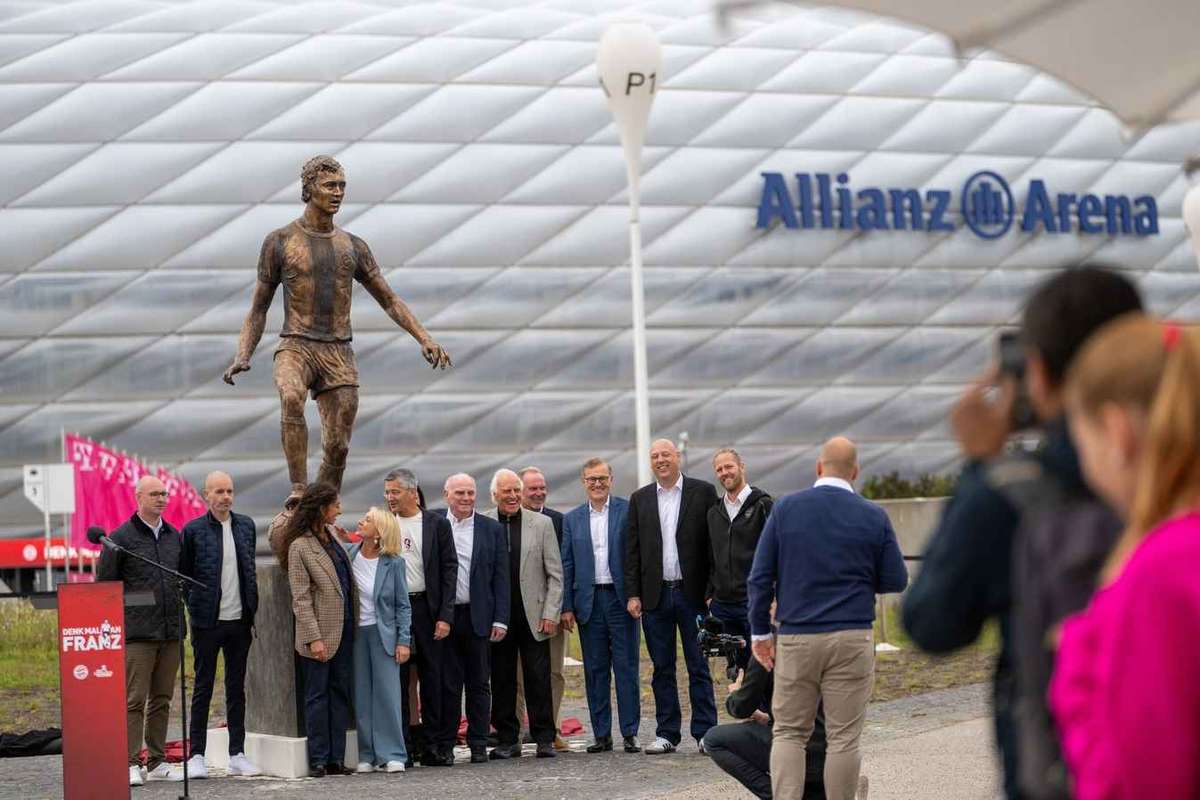 Vor Allianz Arena: FC Bayern setzt "Kaiser" Beckenbauer ein Denkmal ...