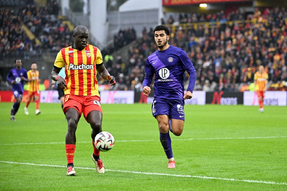 Toulouse edge to win against 10 man Lens to draw level on points in ...