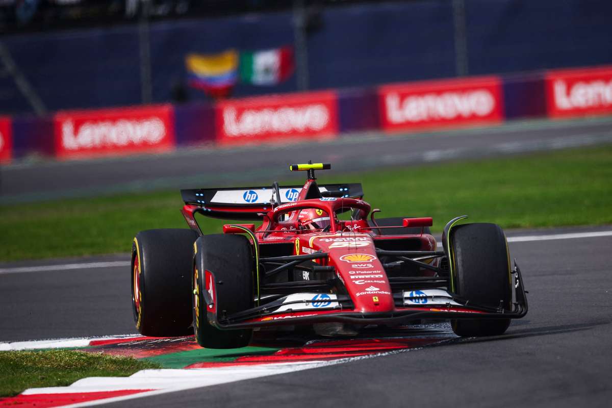 Sainz wins Mexican Grand Prix in dominant fashion as Verstappen is hit with penalty | Flashscore.com