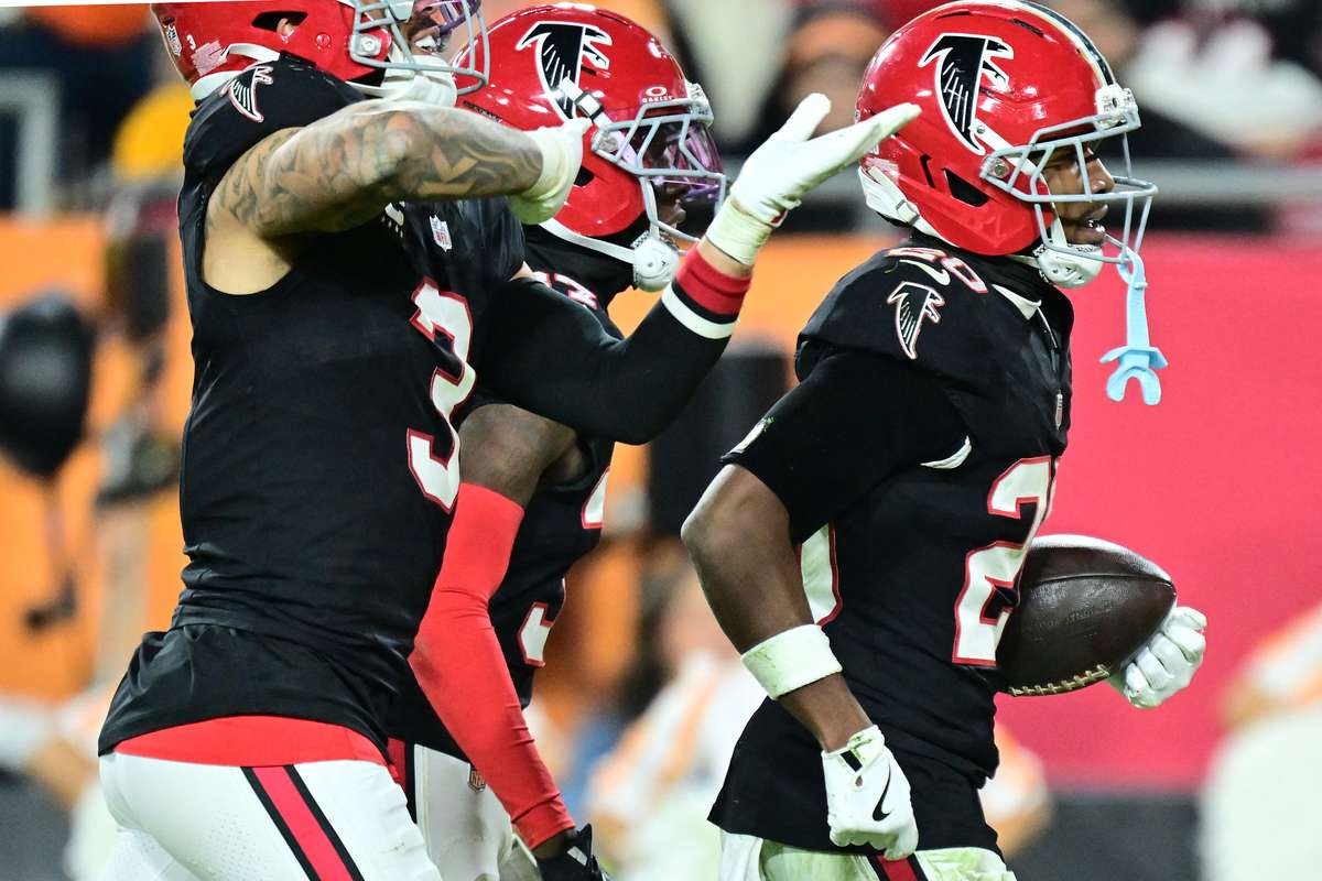 NFL: Atlanta Falcons play spoilers on Tampa Bay Buccaneers with a last ...