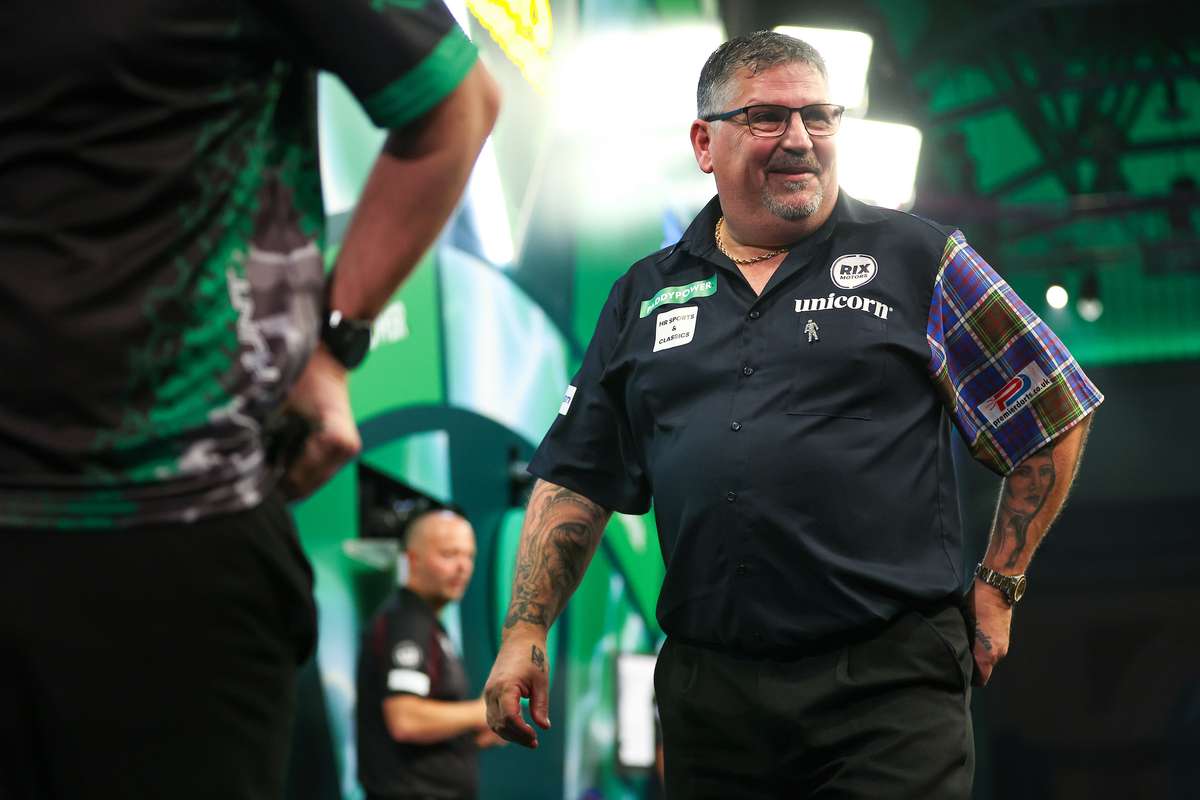 Two-time champion Anderson survives scare to progress at World Darts ...