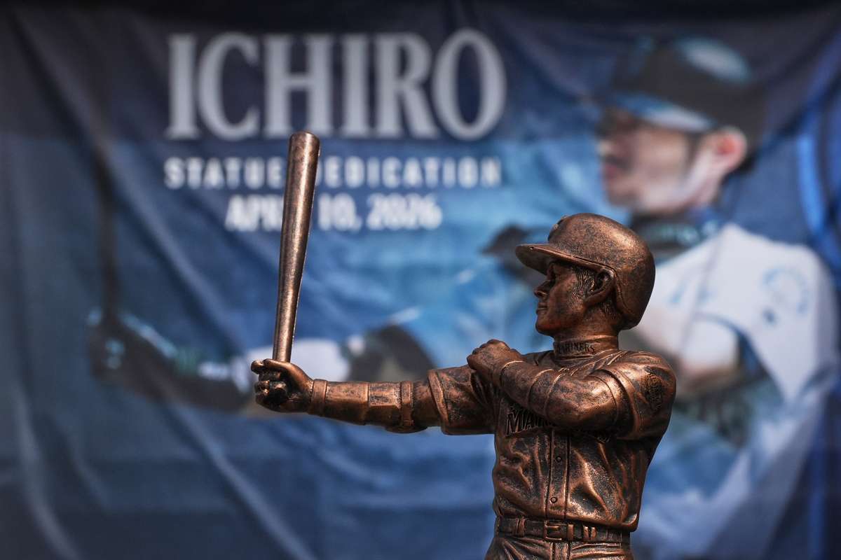Ichiro statue breaks during unveiling ahead of Mariners game on Friday ...