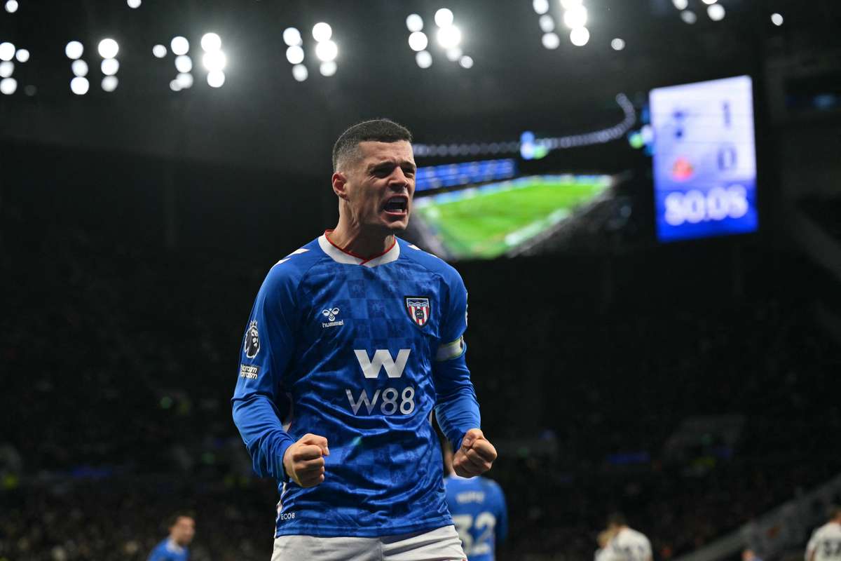 Sunderland fight back to draw away to Tottenham and keep Frank under ...