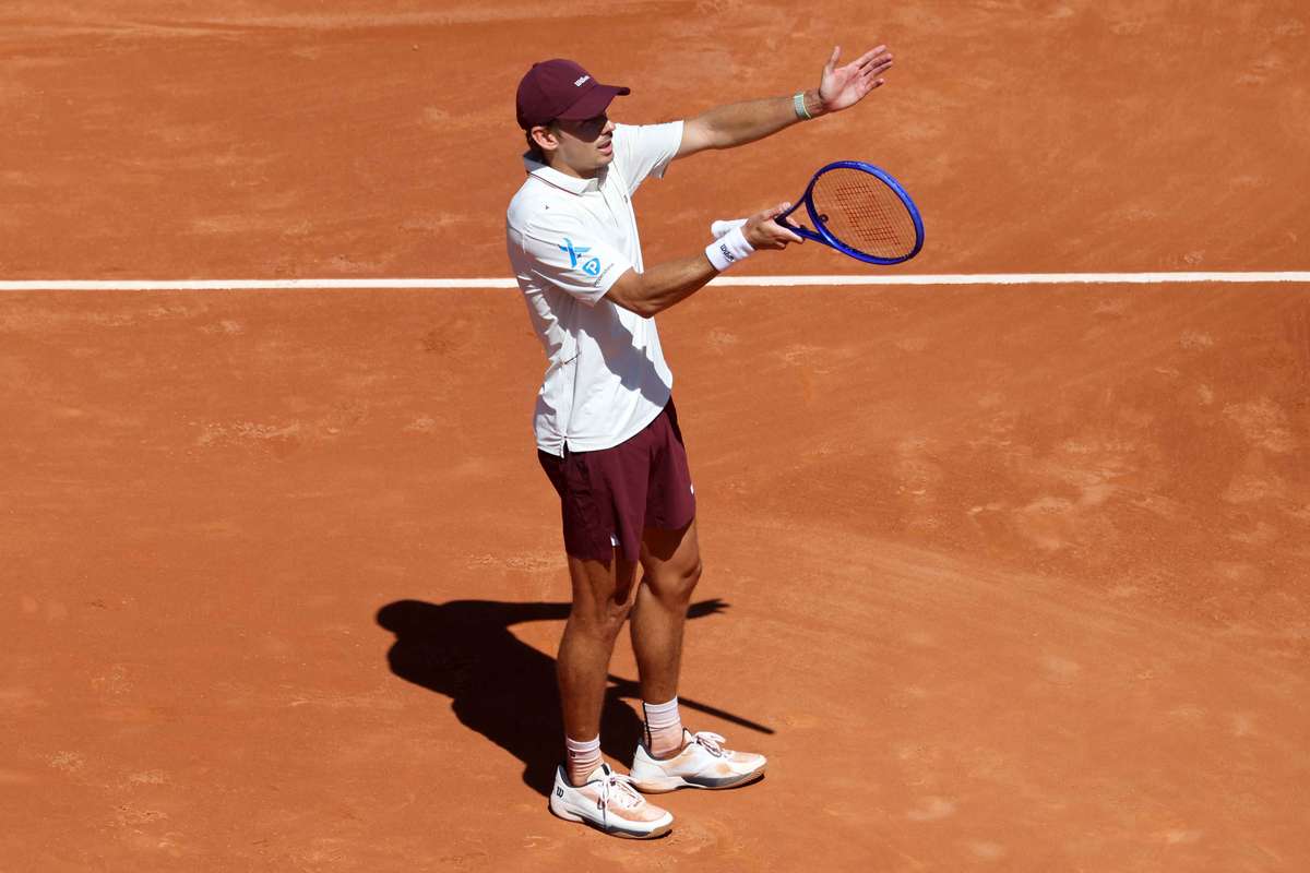 Alex de Minaur suffers surprise early exit from Barcelona Open ...
