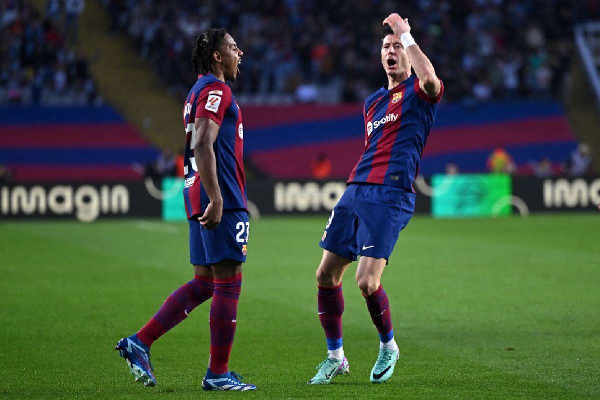 Barcelona survive tough Alaves test thanks to Lewandowski brace ...