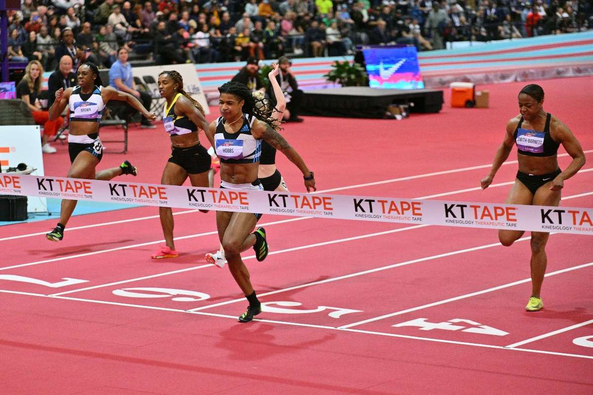 Hobbs logra segunda mejor marca en los 60m y Lyles se lesiona la cadera ...