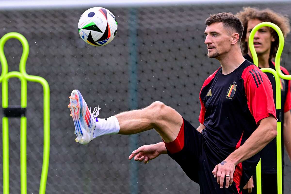 Belgium right-back Thomas Meunier joins Lille on a two-year deal ...