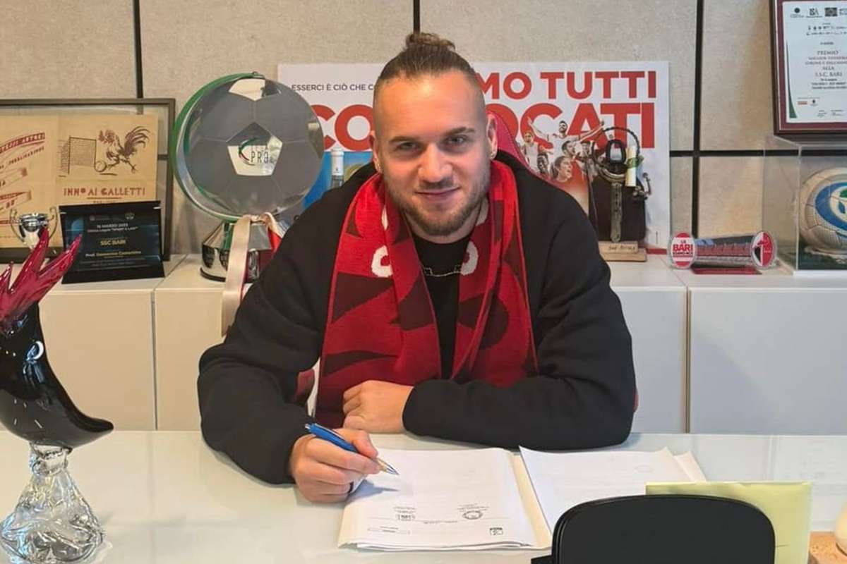 Oficial: George Puscas troca Génova por Bari | Flashscore.pt