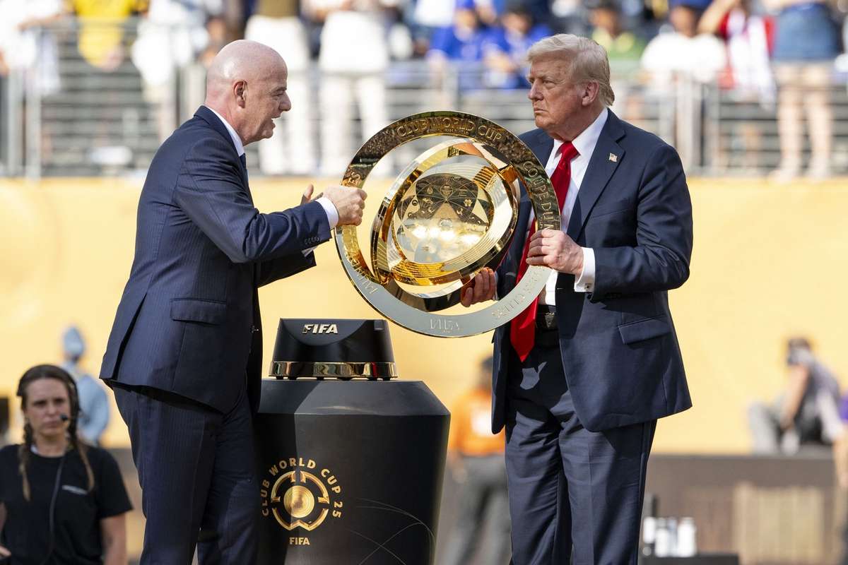 Chelsea lift replica Club World Cup trophy as Trump keeps original | Flashscore.co.uk