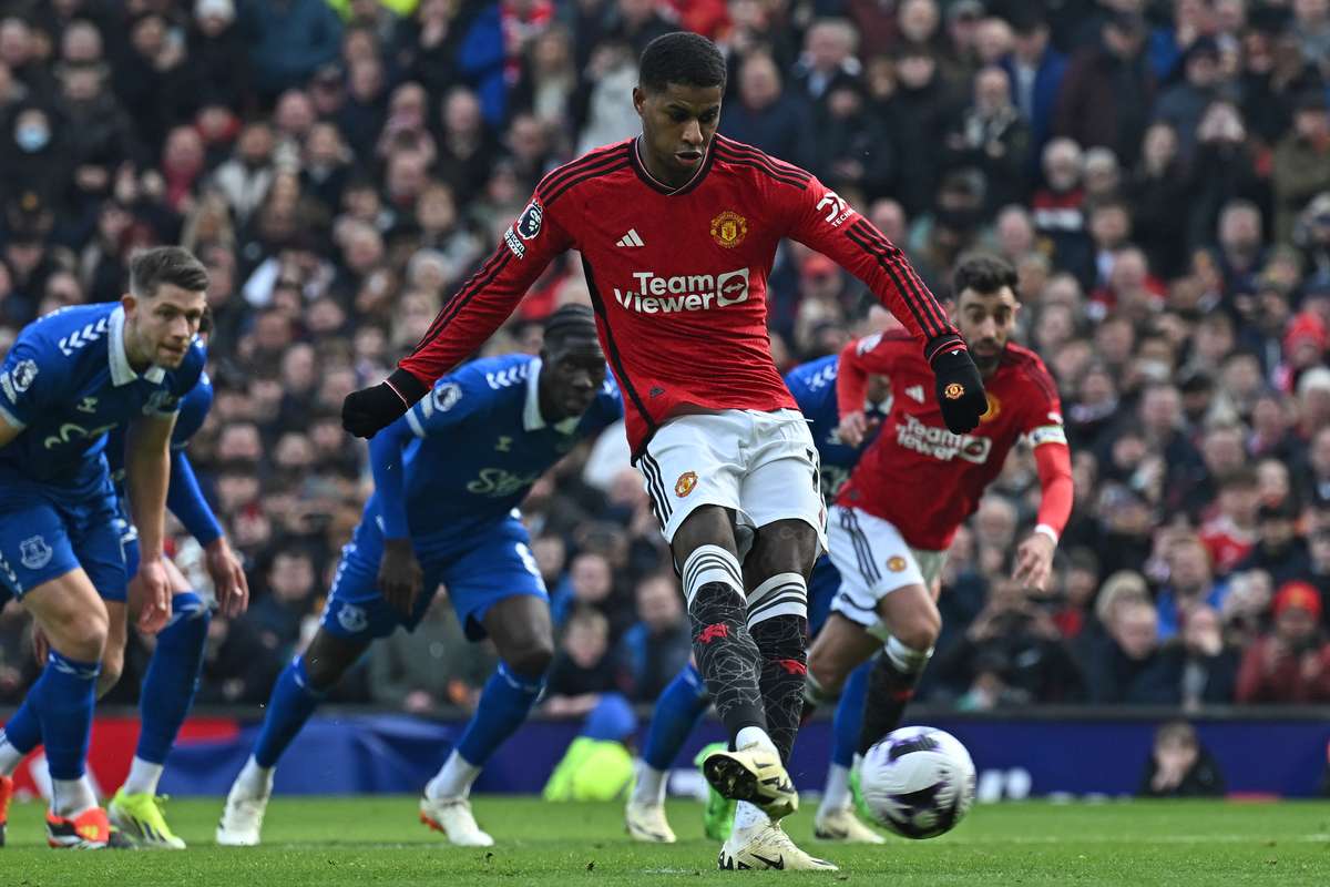 Manchester United wint dankzij twee rake penalty's op Old Trafford van ...