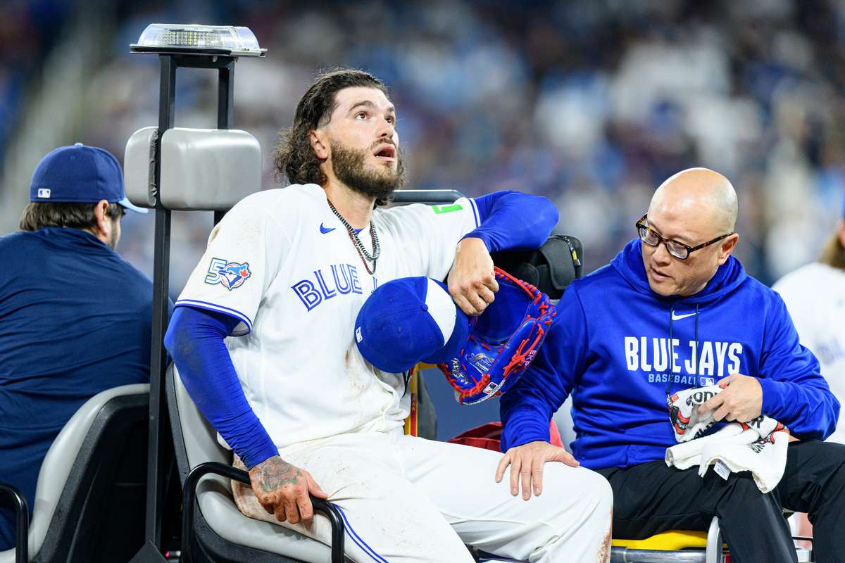 Blue Jays pitcher Cody Ponce carted off field with knee injury ...