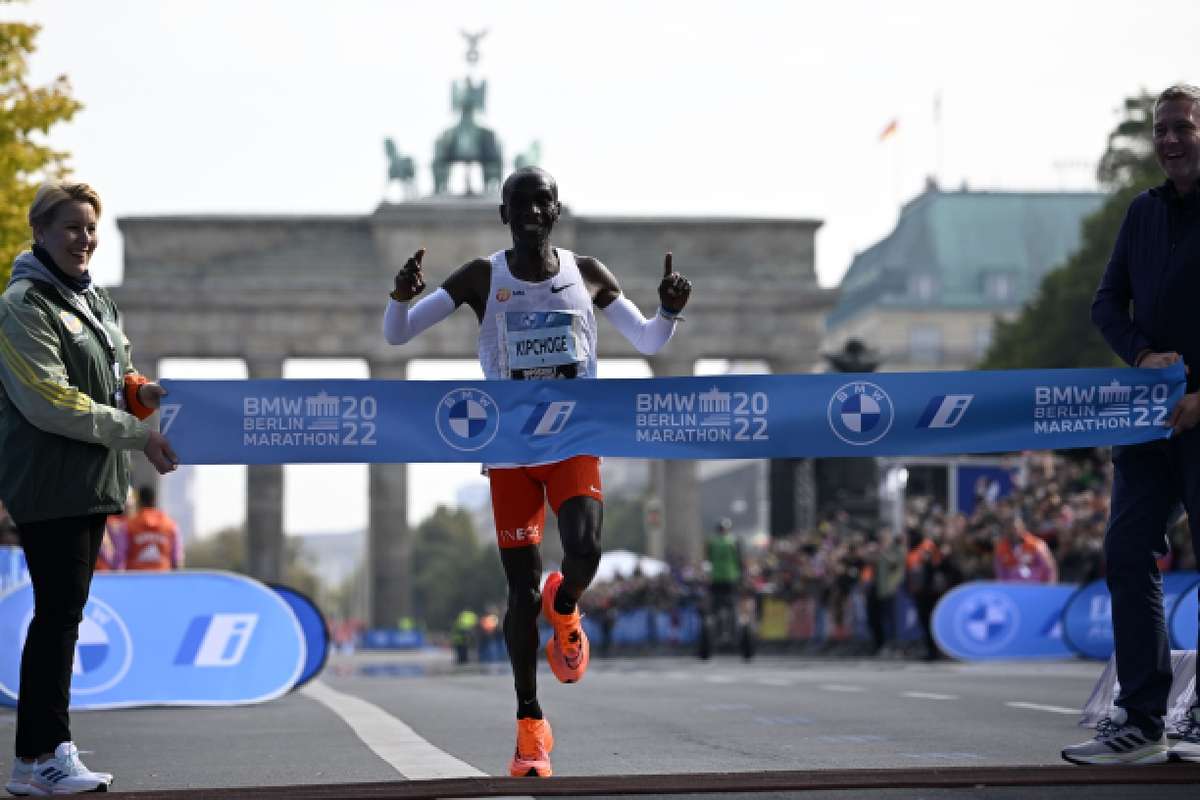 Kipchoge hace historia en Berlín al batir de nuevo el récord del mundo ...